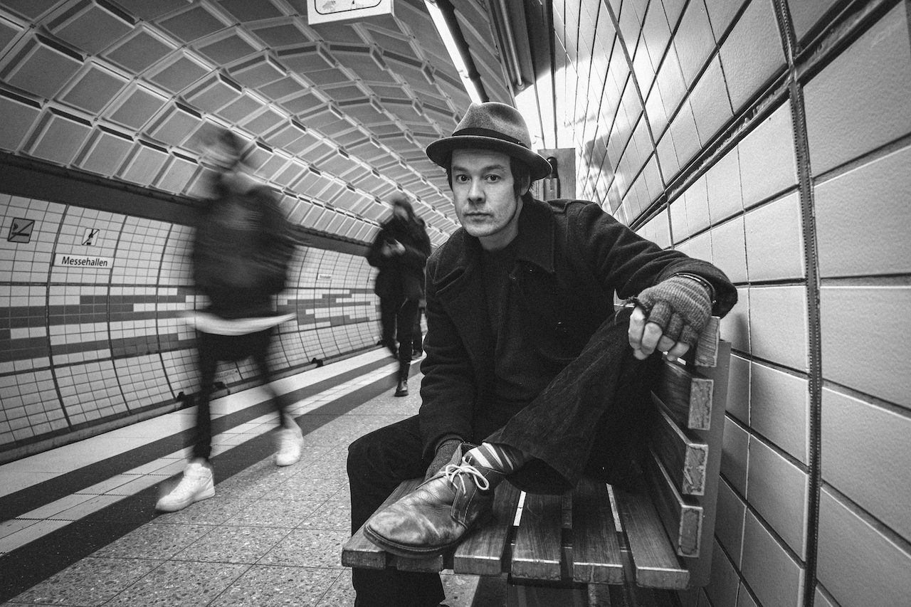 El Bluesman Jon Kenzie presenta 'Silent Applause’